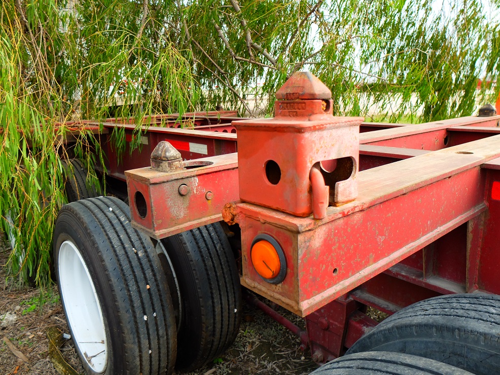 070426 20′ 40′ combo chassis (8) lr | Innova Industries.