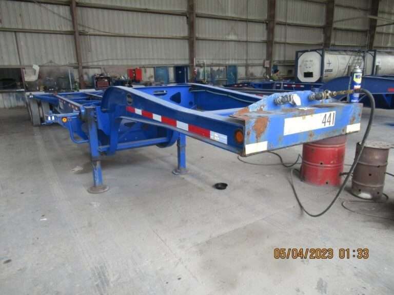 Tri-Axle Drop Deck Tank Chassis (441) | Innova Industries.